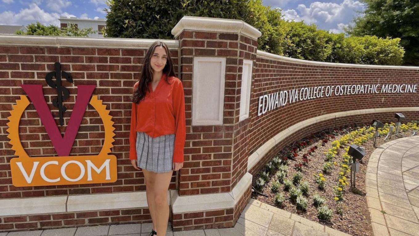 Nailing the Art of Medicine: First Year Medical Student’s Healing Hands Draw National Acclaim | VCOM